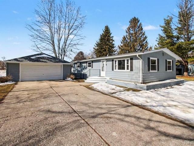 786 Red Oaks Dr, Genoa Township, MI 48843