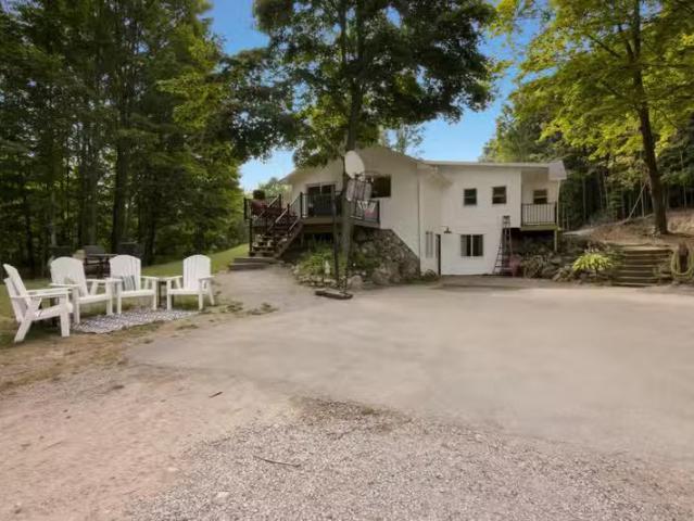 7870 E OBRIEN RD, LAKE LEELANAU, MI 49653 Single Family Reside.