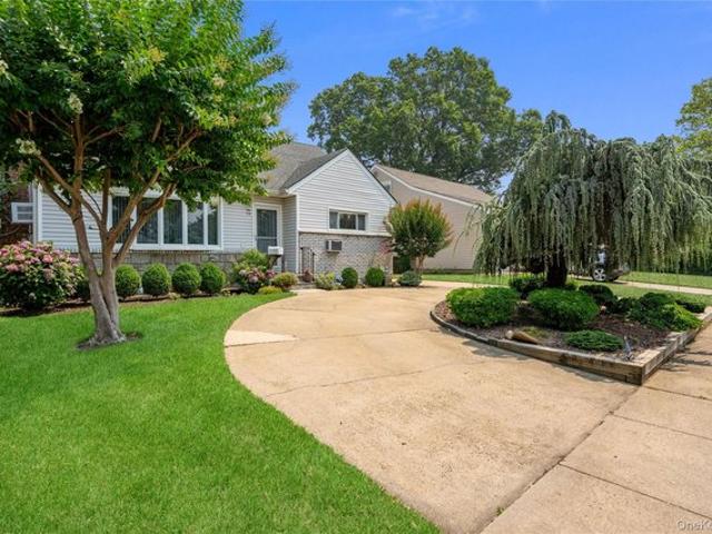 78 Ambrose Ave, Malverne, NY 11565