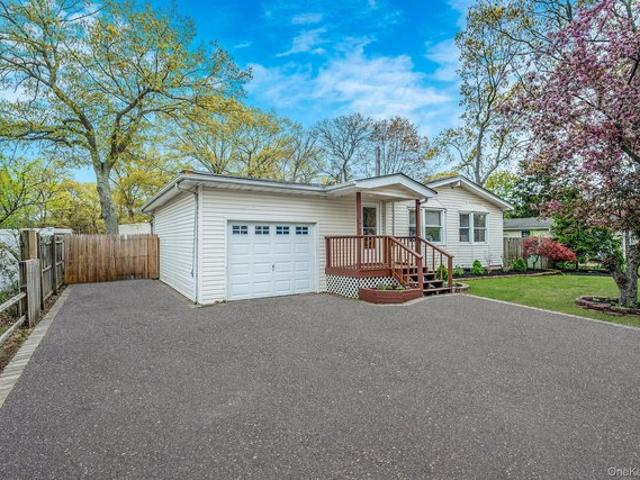 78 Division St, Holtsville, NY 11742
