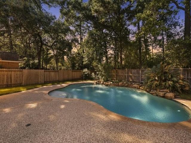 78 E Hobbit Glen Dr, Conroe, TX 77384