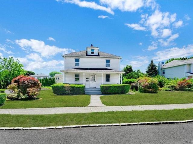 78 Maple St, Roslyn Heights, NY 11577