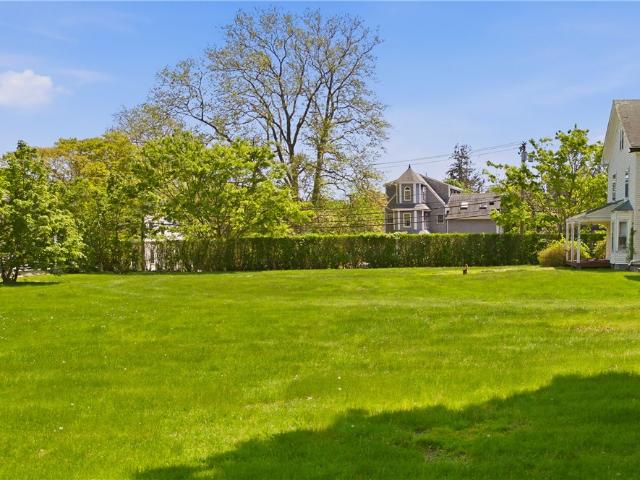 78 Narragansett Avenue