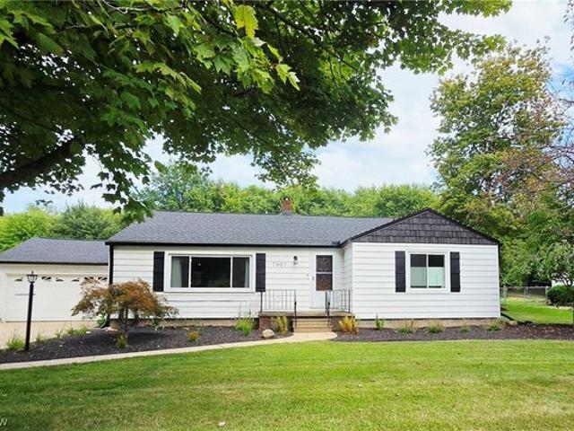 7907 Baumhart Rd, Amherst, OH 44001