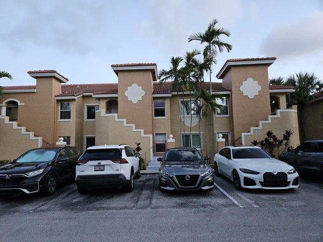 7900 NW 6th St Apt 205, Pembroke Pines, FL 33024