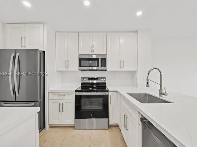 7900 Camino Cir Apt 406, Miami, FL 33143