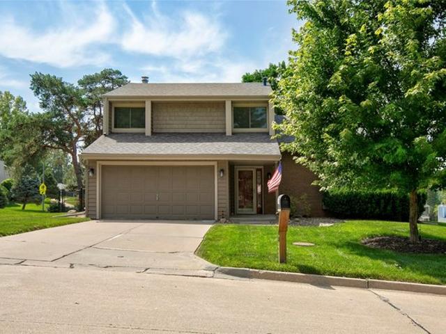 7900 Roseland Dr, Urbandale, IA 50322
