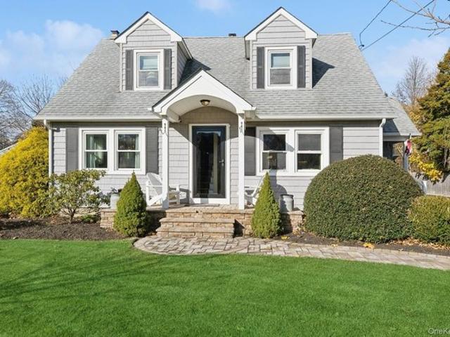 790 Peconic Bay Blvd, Jamesport, NY 11901