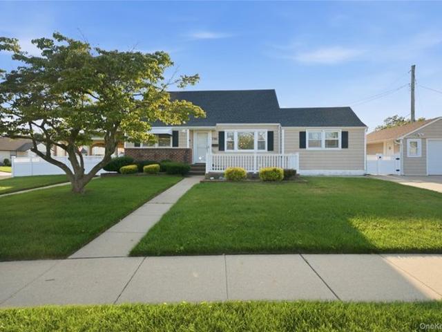 790 Woodside Dr, Wantagh, NY 11793