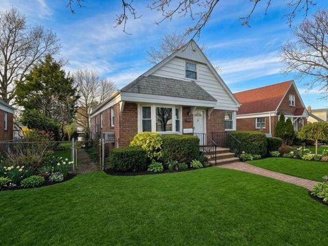 7918 th St, Glen Oaks, NY 11004