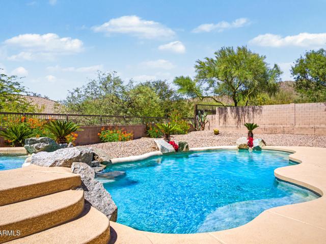 7926 e saddleback circle
