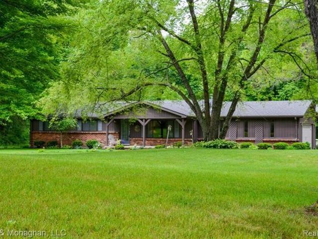 7920 Marsh Rd, Marine City, MI 48039