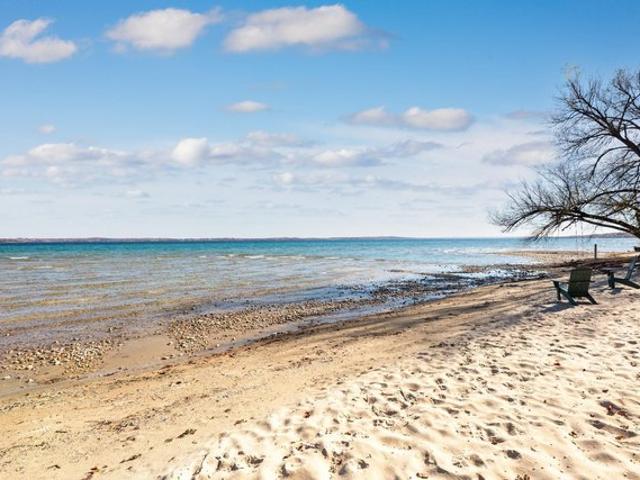 7923 S Shoreside Dr, Traverse City, MI 49684