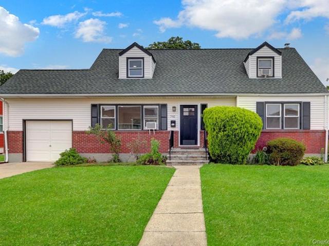 792 Highview Ave, Westbury, NY 11590