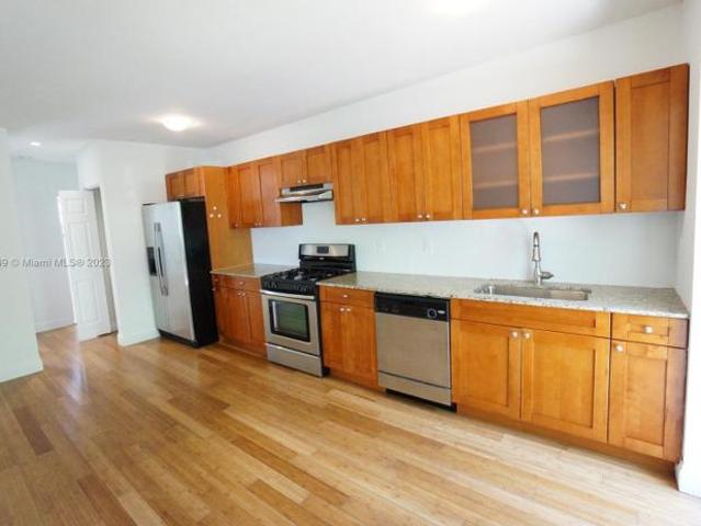 7930 Tatum Waterway Dr #8, Miami Beach, FL 33141