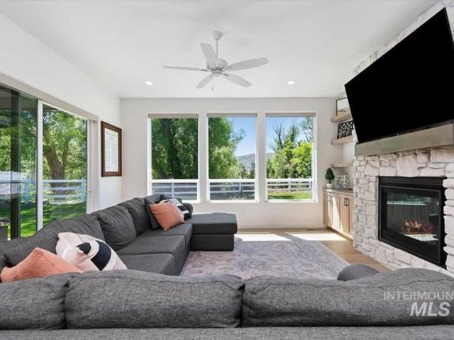 7933 W Suttle Lake Dr, Boise, ID 83714