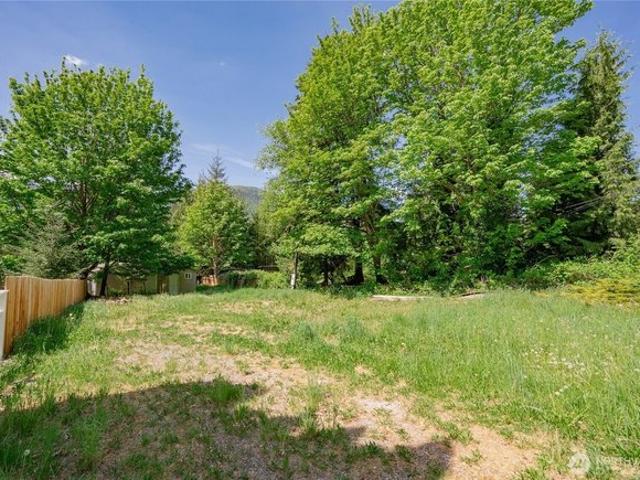 7945 Santa Fe Trl, Maple Falls, WA 98266