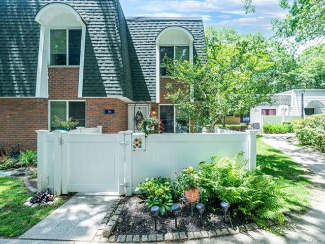 794 Blue Ridge Dr, Medford, NY 11763