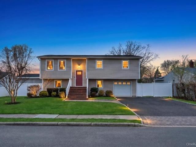 794 Sayville Ave, Bohemia, NY 11716