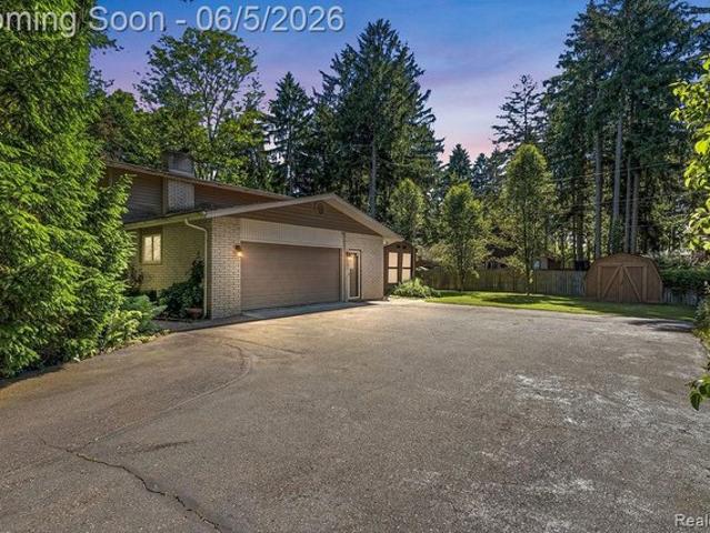 7955 Caberfae Trl, Clarkston, MI 48348