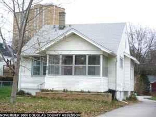 $795 / 3br Cute One and a Half Story Home! map