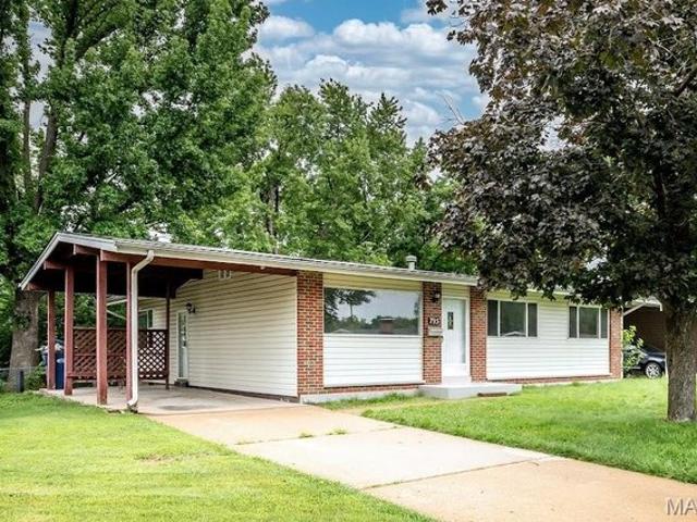 795 Bellarmine Ln, Florissant, MO 63031