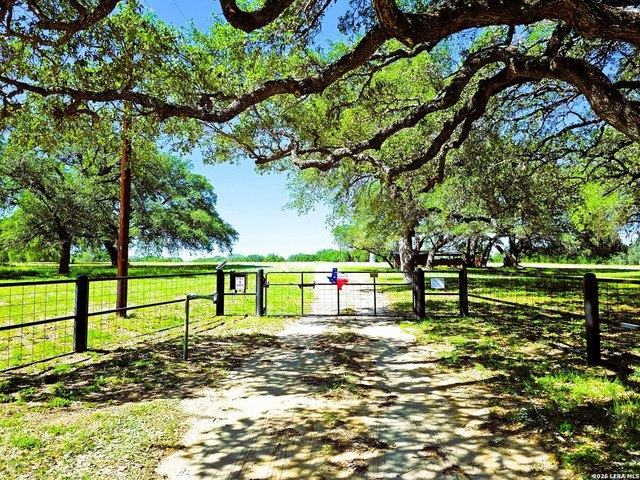 799 County Road 6612, Devine, TX 78016