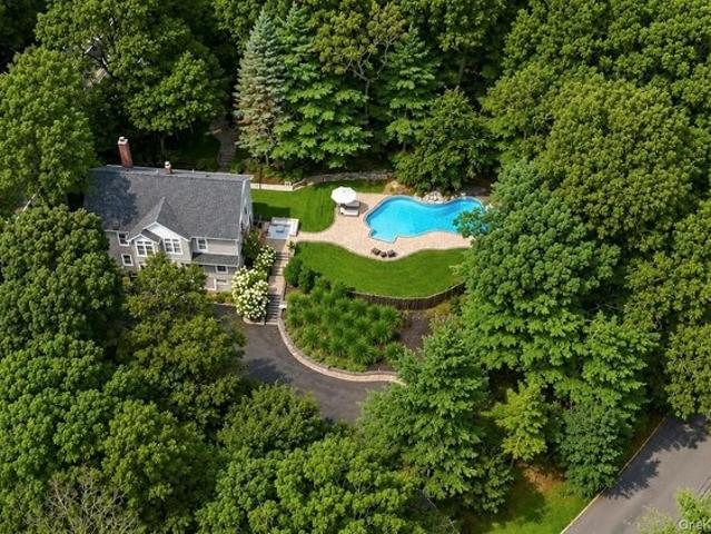 79 Oakside Rd, Smithtown, NY 11787