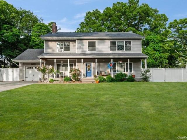 7 Maple Ave, Holbrook, NY 11741