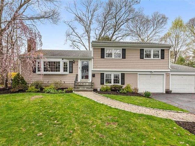7 Meadowbrook Dr, Barrington, RI 02806