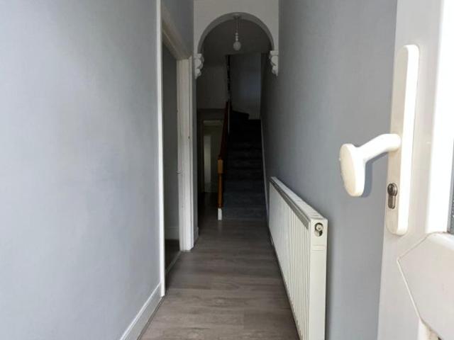 7 mins walk to East Croydon station,Modern
