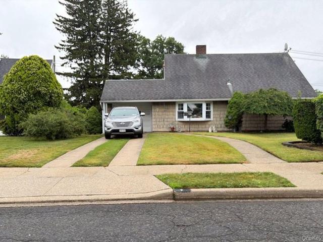 7 Mockingbird Ln, Levittown, NY 11756