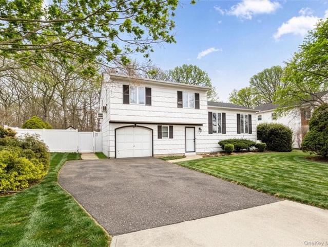 7 Mount McKinley Ave, Farmingville, NY 11738