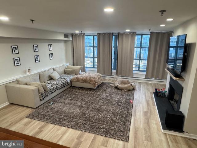 7 N Christopher Columbus Blvd, Unit 212, Philadelphia, PA 19106 | MLS #PAPH2600 | Compass