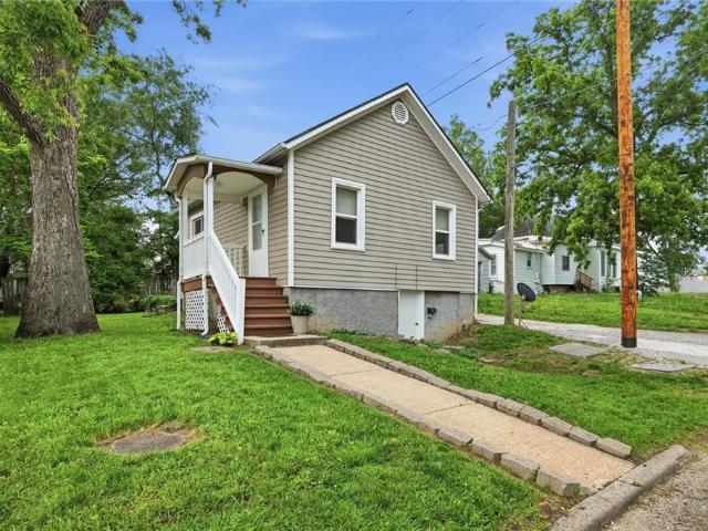 7 N Iron Street