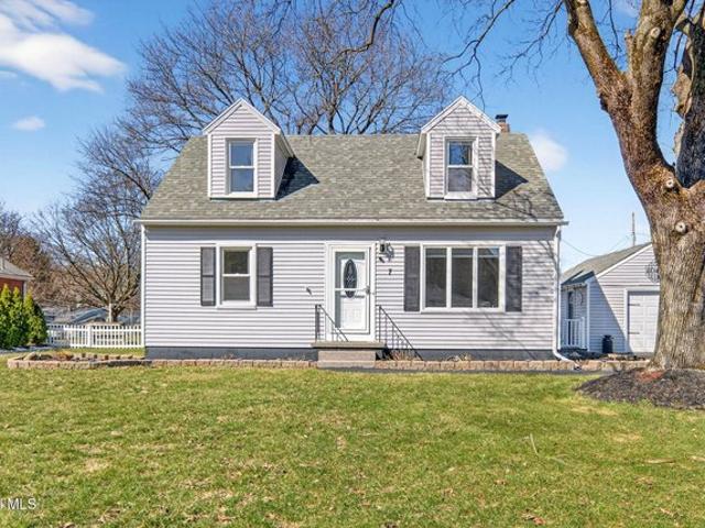 7 Newcomb Dr, Loudonville, NY 12211
