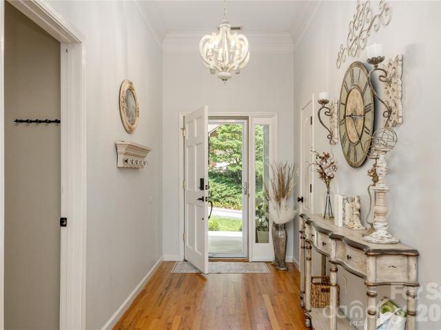 7 Oak Hollow Drive
