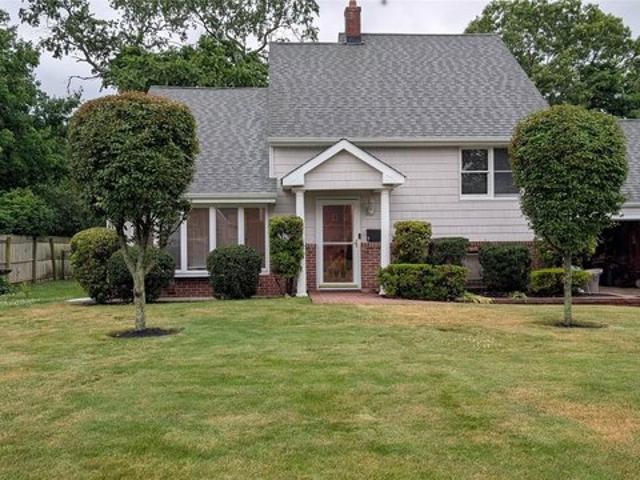 7 Oaktree Ln, Huntington Station, NY 11746
