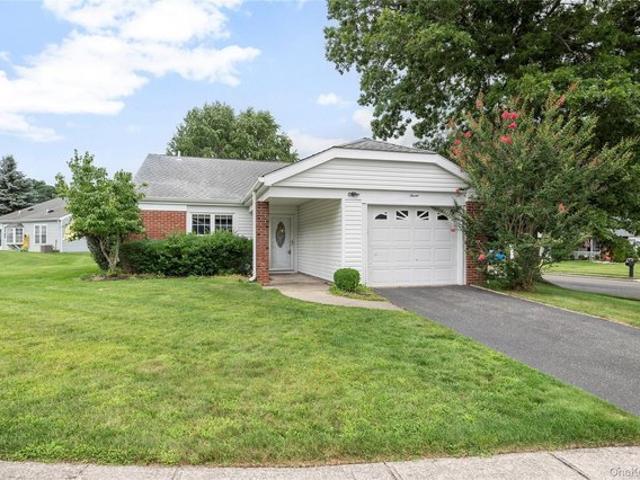 7 Avon Ct, Ridge, NY 11961