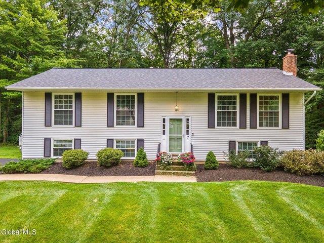 7 Acorn Ave, Clifton Park, NY 12065