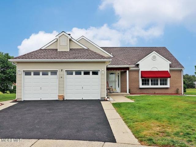 7 Alton Ct, Toms River, NJ 08757