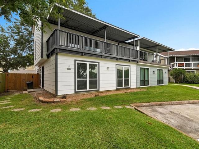 7 April Point Dr N, Conroe, TX 77356