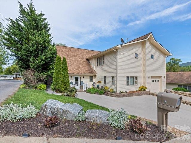 7 Bage St, Waynesville, NC 28786