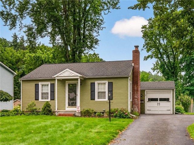 7 Barratt Pl, Fairport, NY 14450