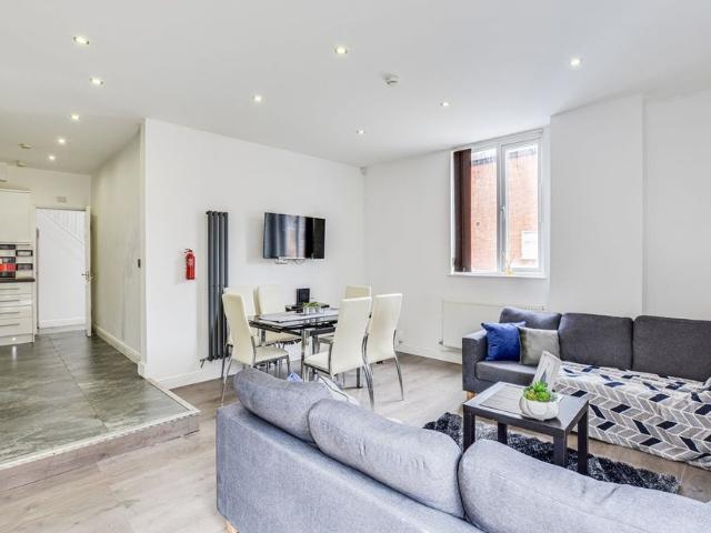 7 Bed End Terrace, Riga Road, M14