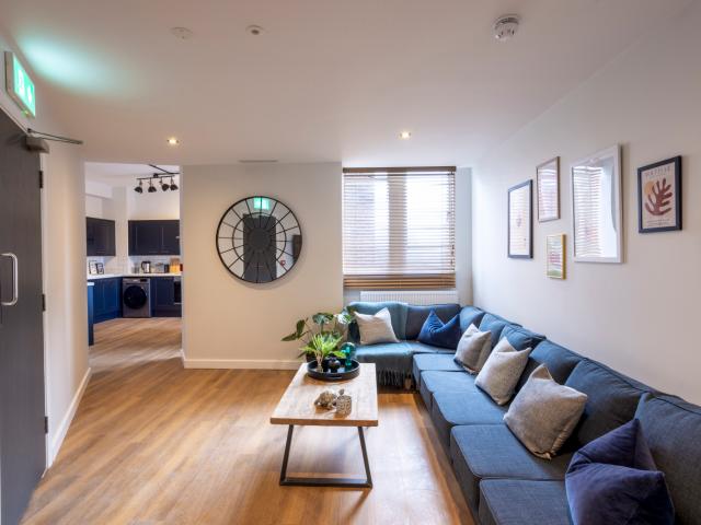 7 bed flat, Flat 12, Tw1x