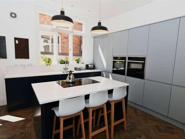 7 bed house for sale