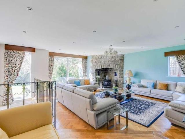7 bed house for sale