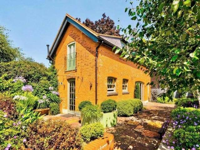 7 bed house for sale