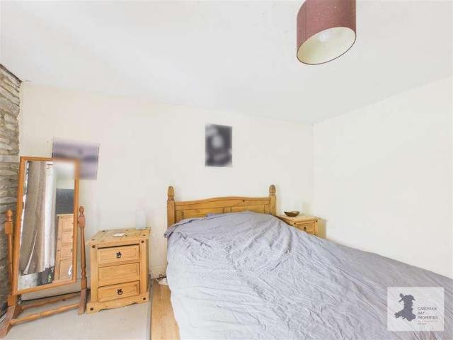 7 bed house for sale